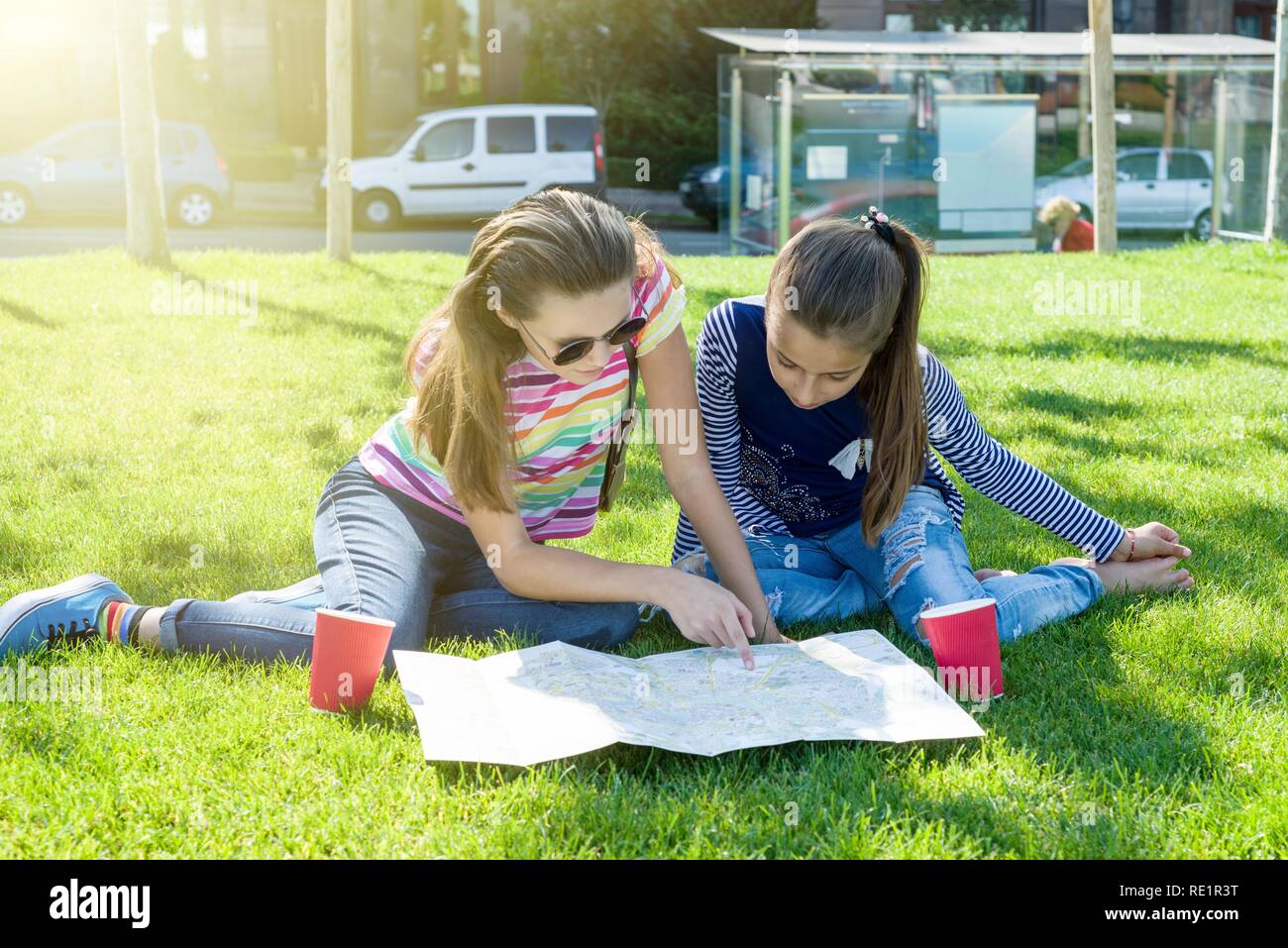 Kid looking at map hi-res stock photography and images - Alamy