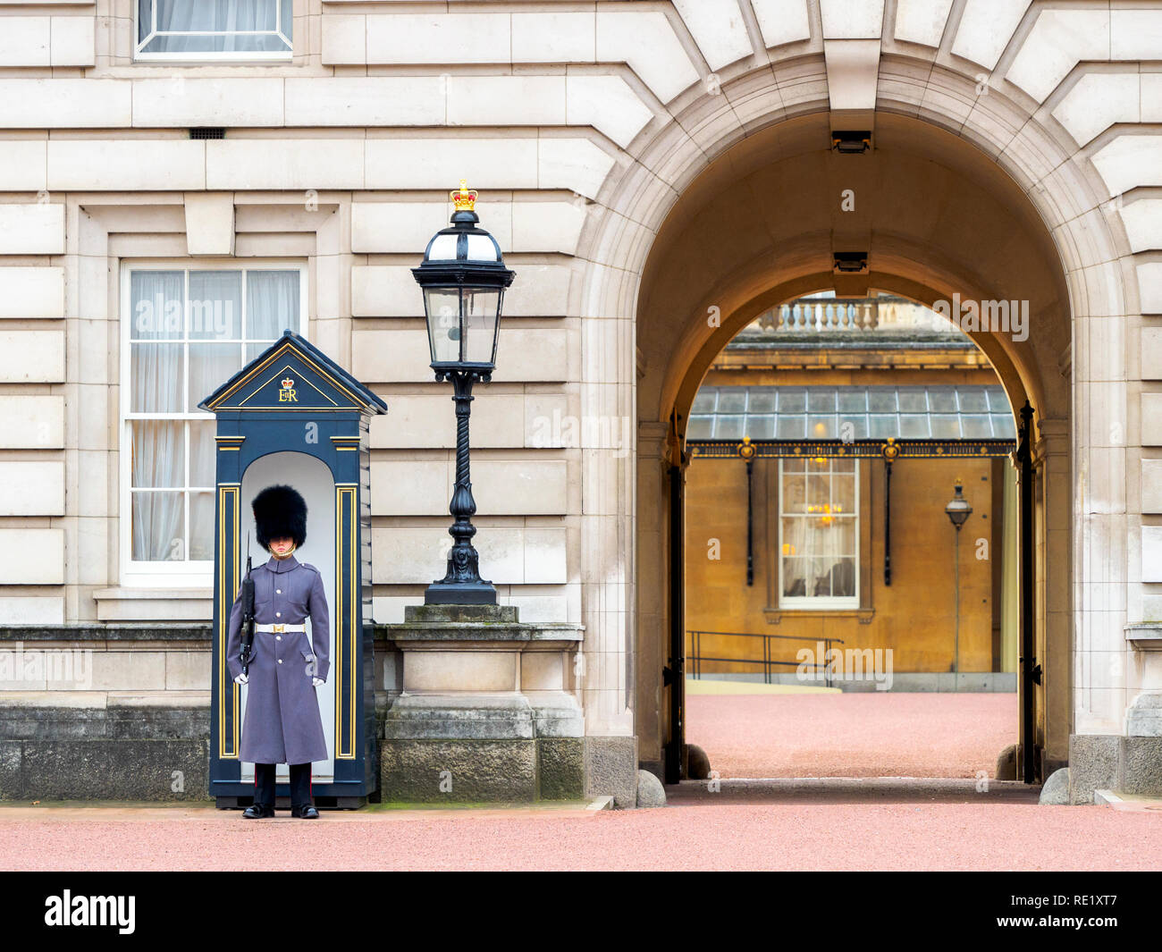 Buckingham palace guard tourist hi-res stock photography and images - Alamy