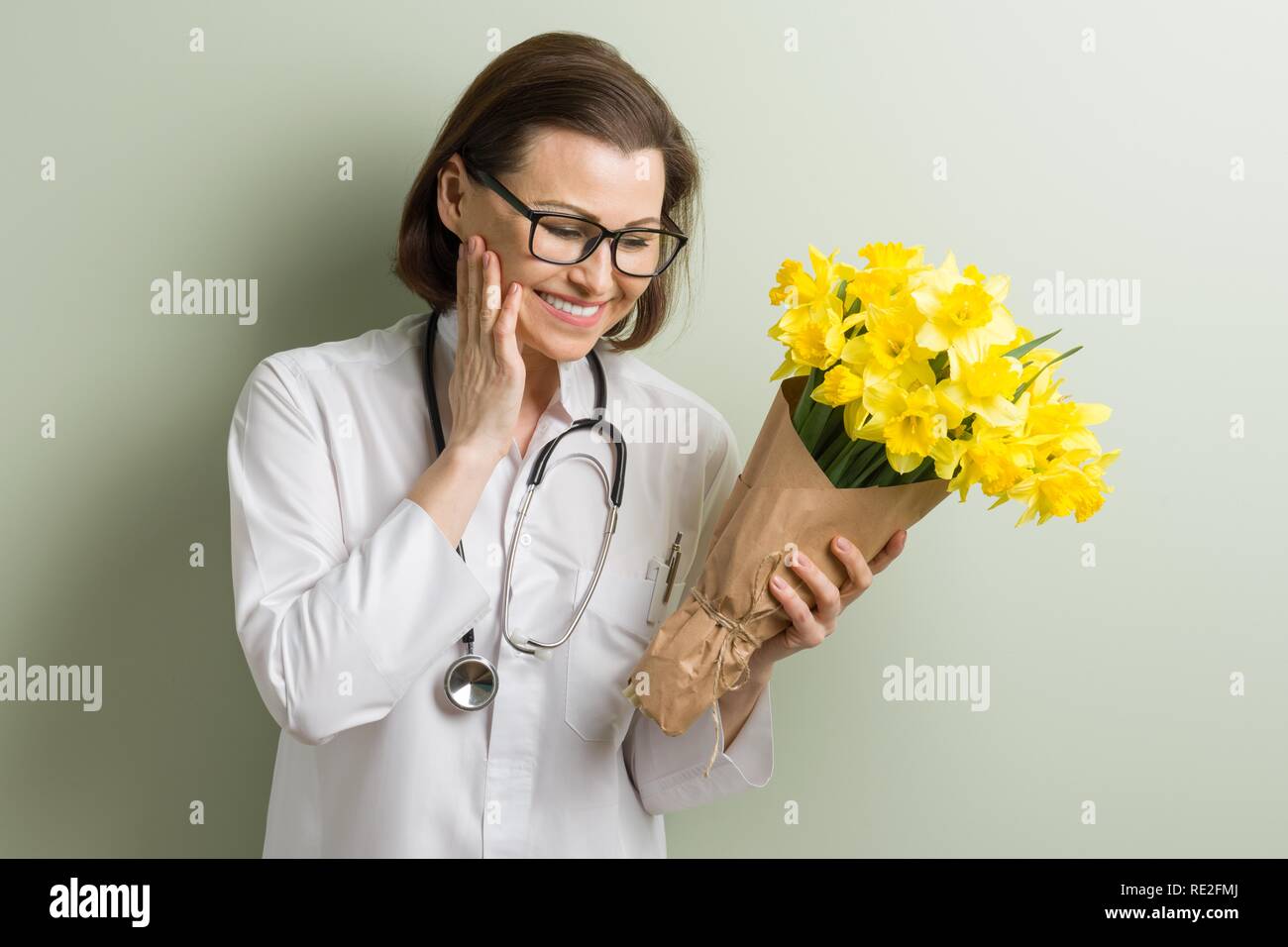 Beautiful doctor holding flowers hi-res stock photography and images ...