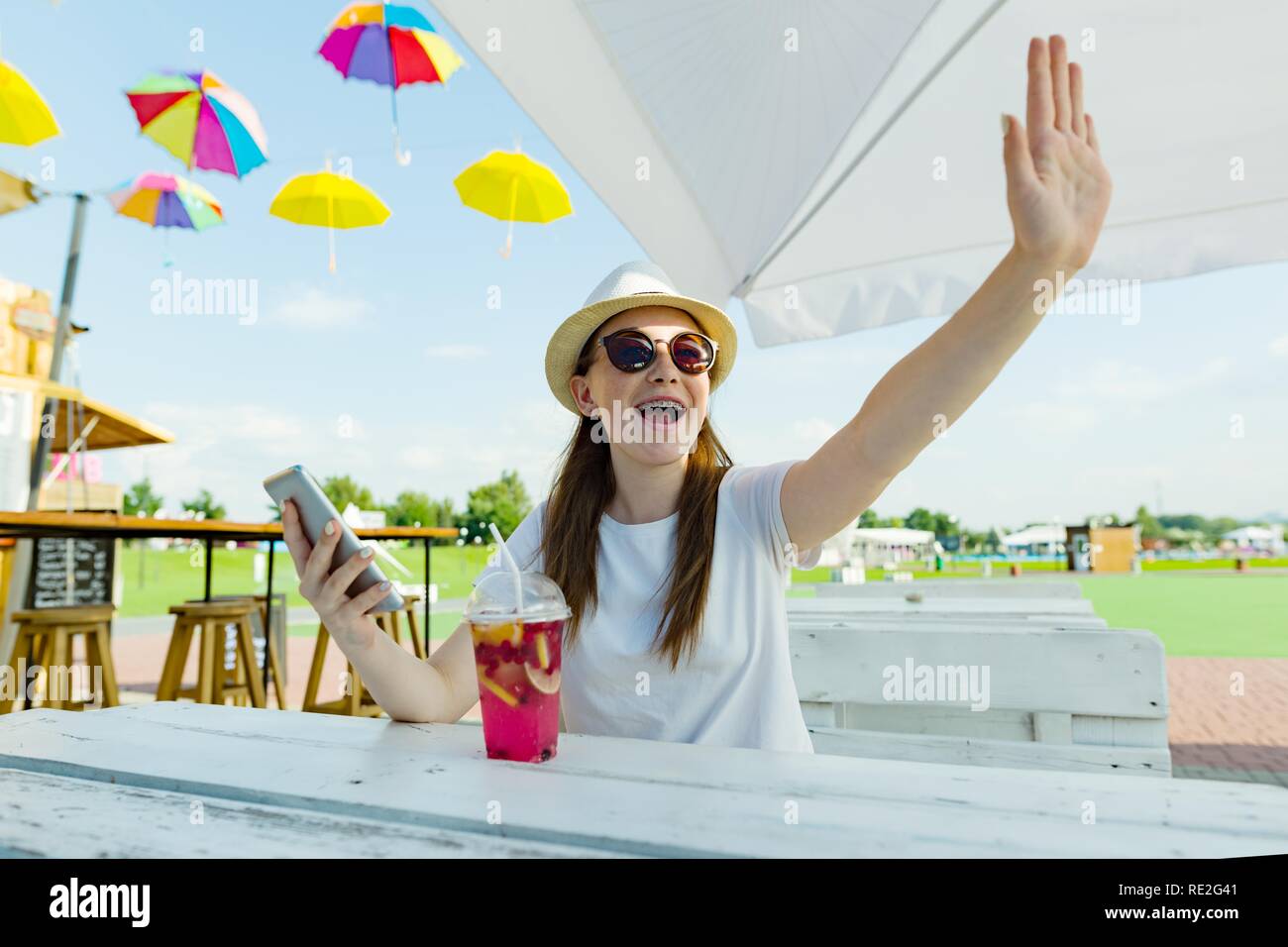 Teen girls waving hi-res stock photography and images - Alamy