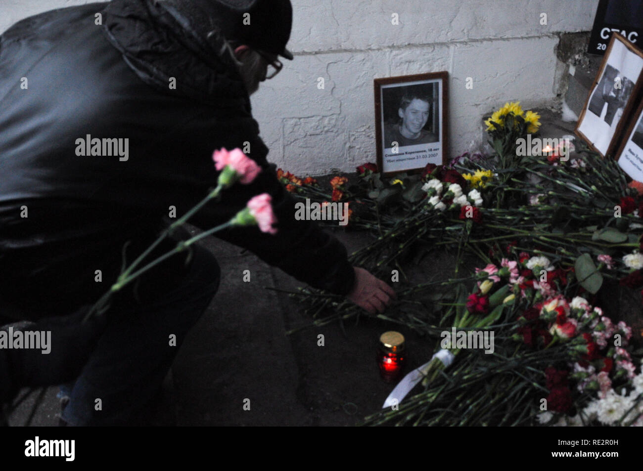 Moscow, Russia. 19th Jan, 2019. People are laying flowers at the spot ...