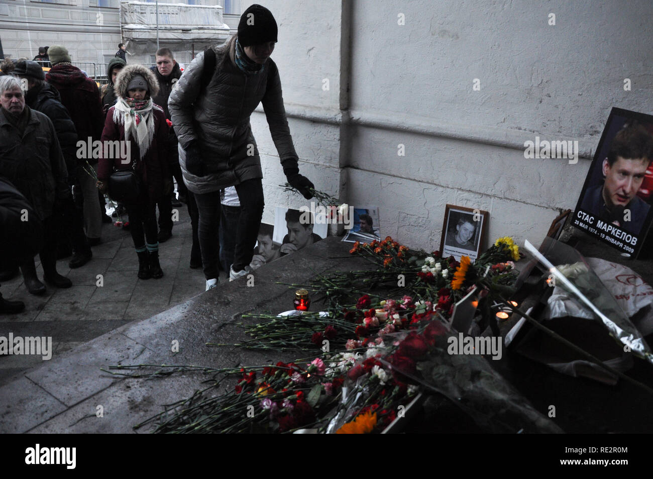 Moscow, Russia. 19th Jan, 2019. People are laying flowers at the spot ...