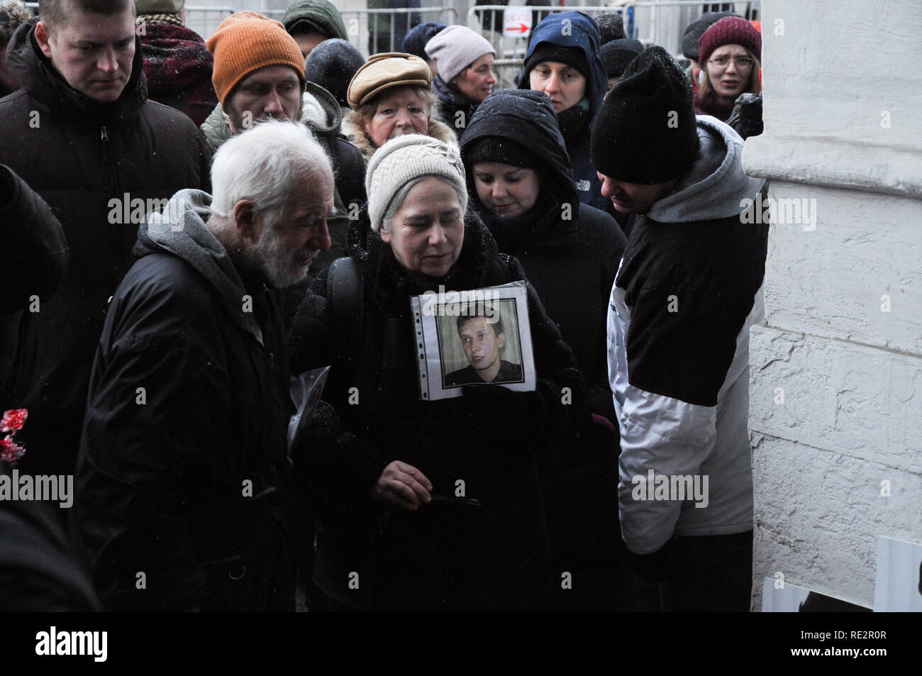 Moscow, Russia. 19th Jan, 2019. People are laying flowers at the spot ...