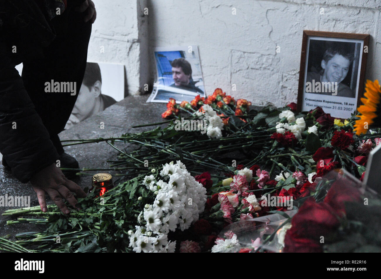 Moscow, Russia. 19th Jan, 2019. People are laying flowers at the spot ...