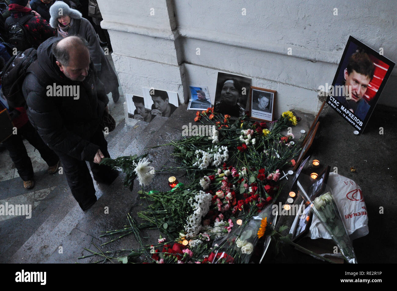 Moscow, Russia. 19th Jan, 2019. People are laying flowers at the spot ...