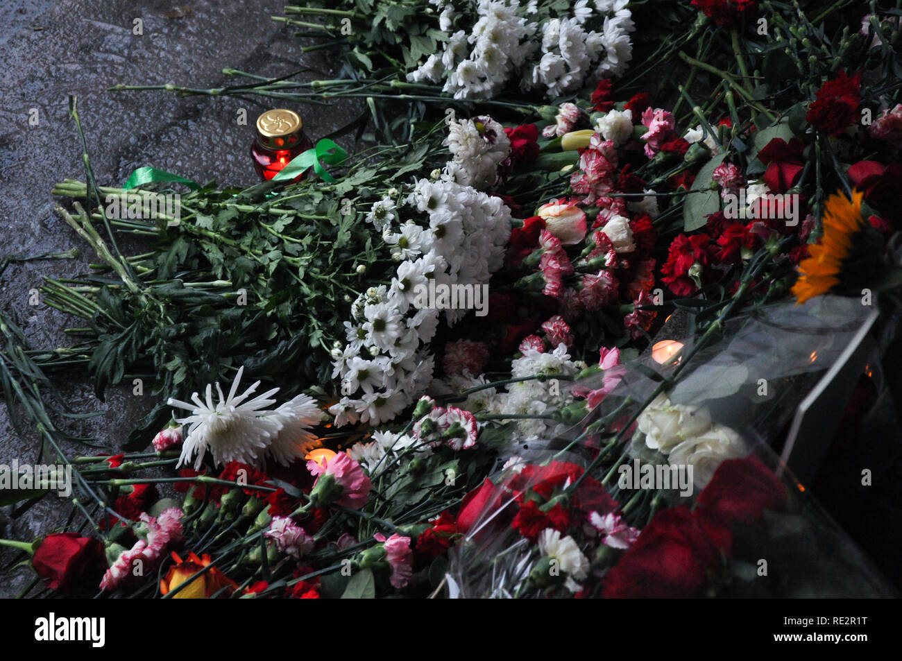 Moscow, Russia. 19th Jan, 2019. People are laying flowers at the spot ...