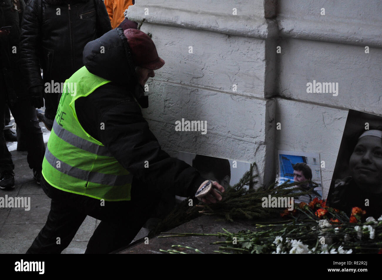 Moscow, Russia. 19th Jan, 2019. People are laying flowers at the spot ...