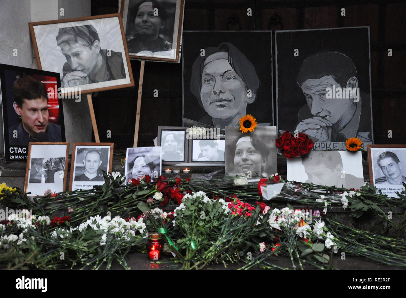 Moscow, Russia. 19th Jan, 2019. People are laying flowers at the spot ...