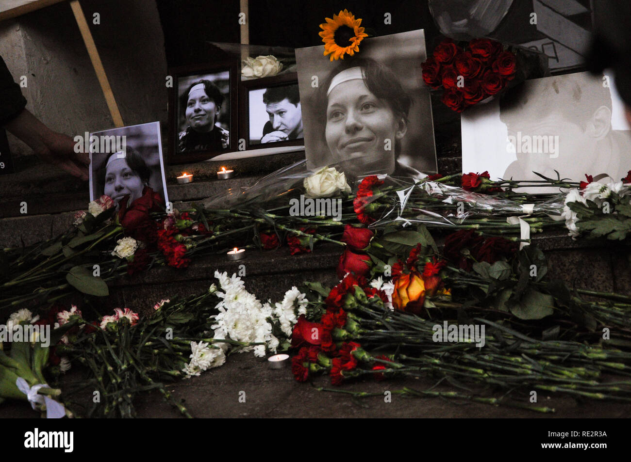 Moscow, Russia. 19th Jan, 2019. People are laying flowers at the spot ...