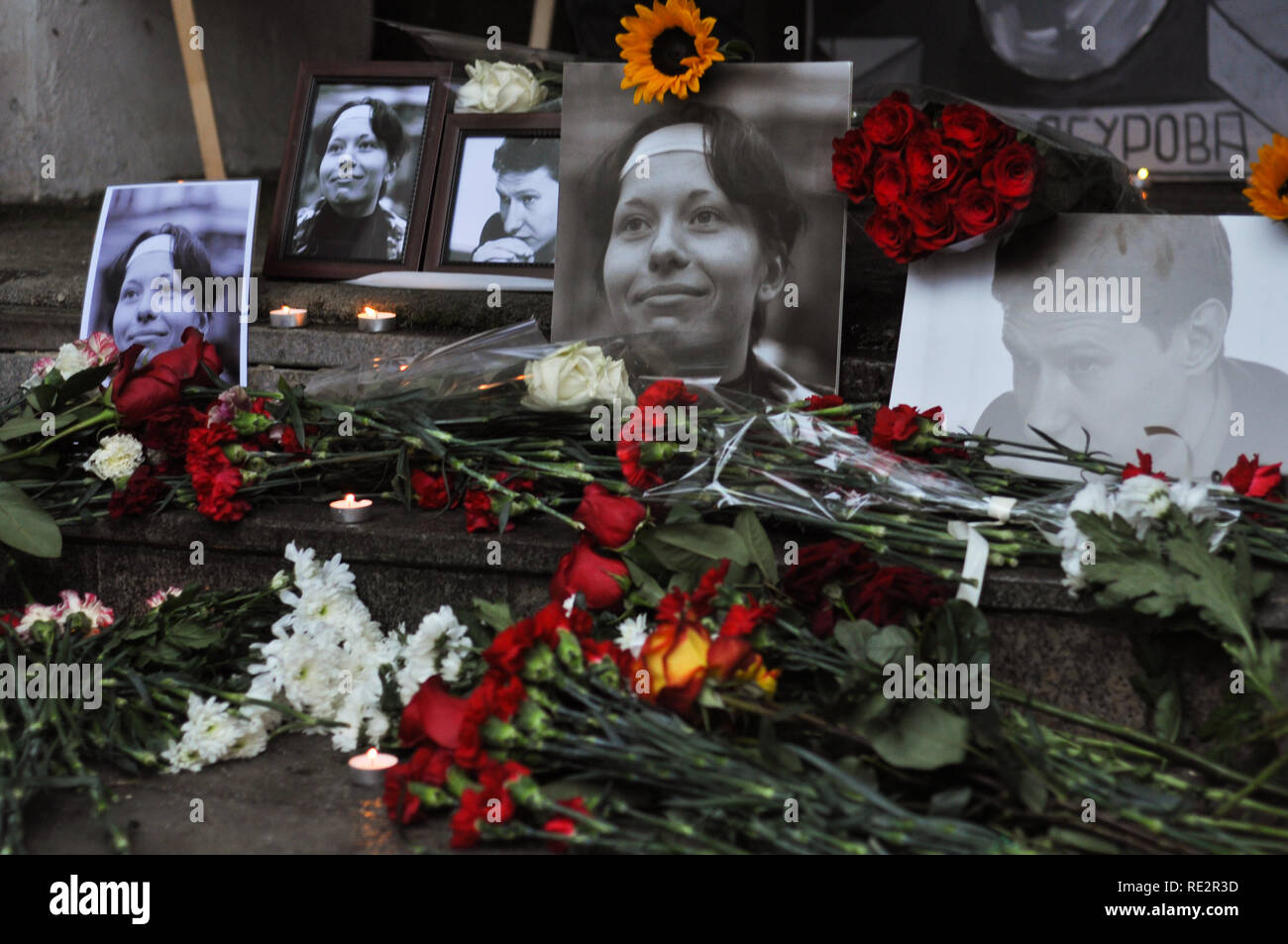 Moscow, Russia. 19th Jan, 2019. People are laying flowers at the spot ...