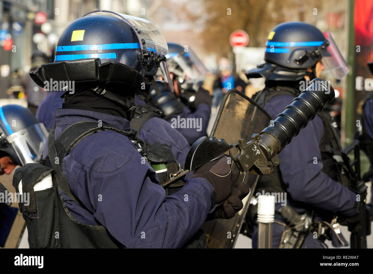 Officers non lethal weapon hi-res stock photography and images - Alamy