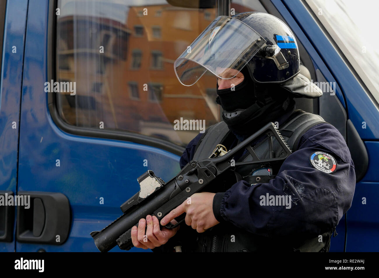Police officer tear gas launcher hi-res stock photography and images ...