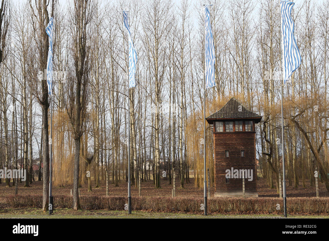 Oswiecim, Poland. 27th Jan, 2018. A watchtower and blue and white ...