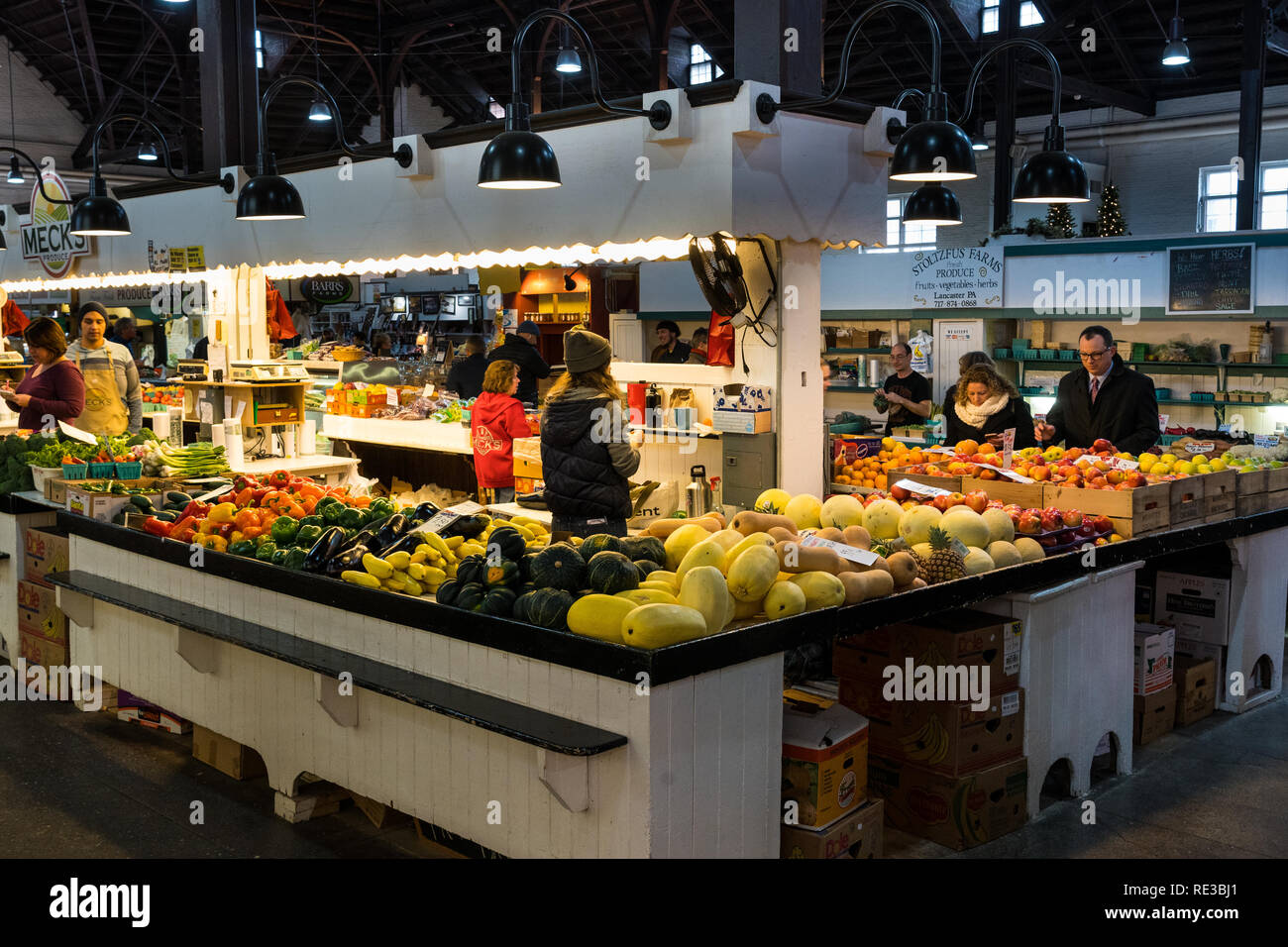Small fruit vegetable shop display hi-res stock photography and images ...