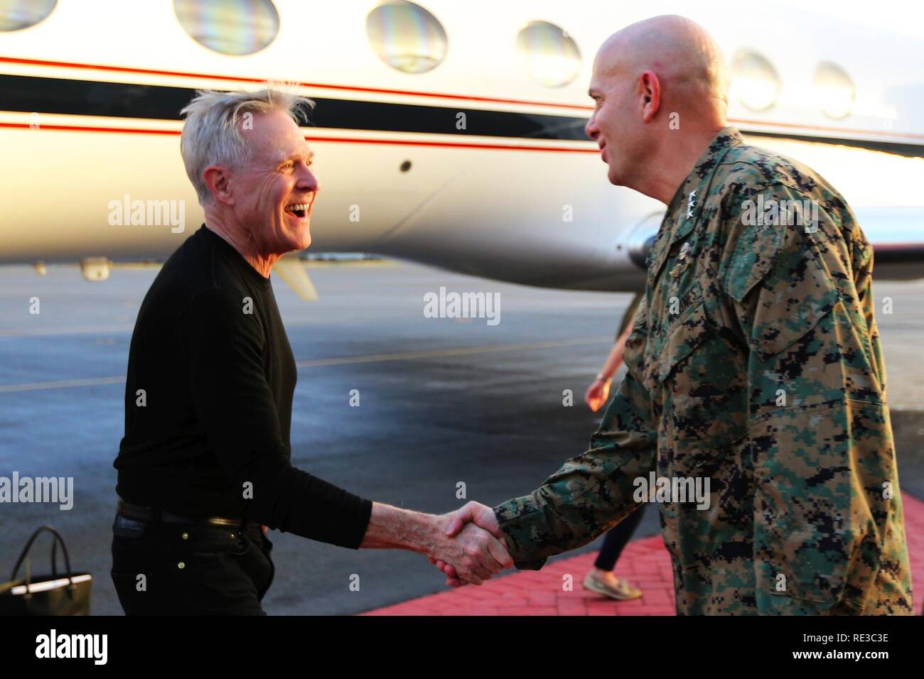 Secretary of the Navy Ray Mabus shakes hands with U.S. Marine Lt. Gen ...