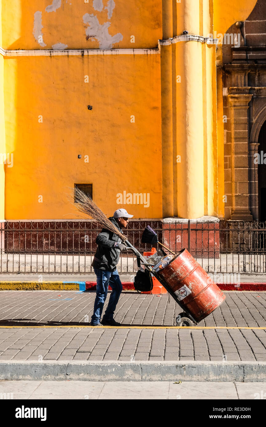Mexican worker hi-res stock photography and images - Alamy