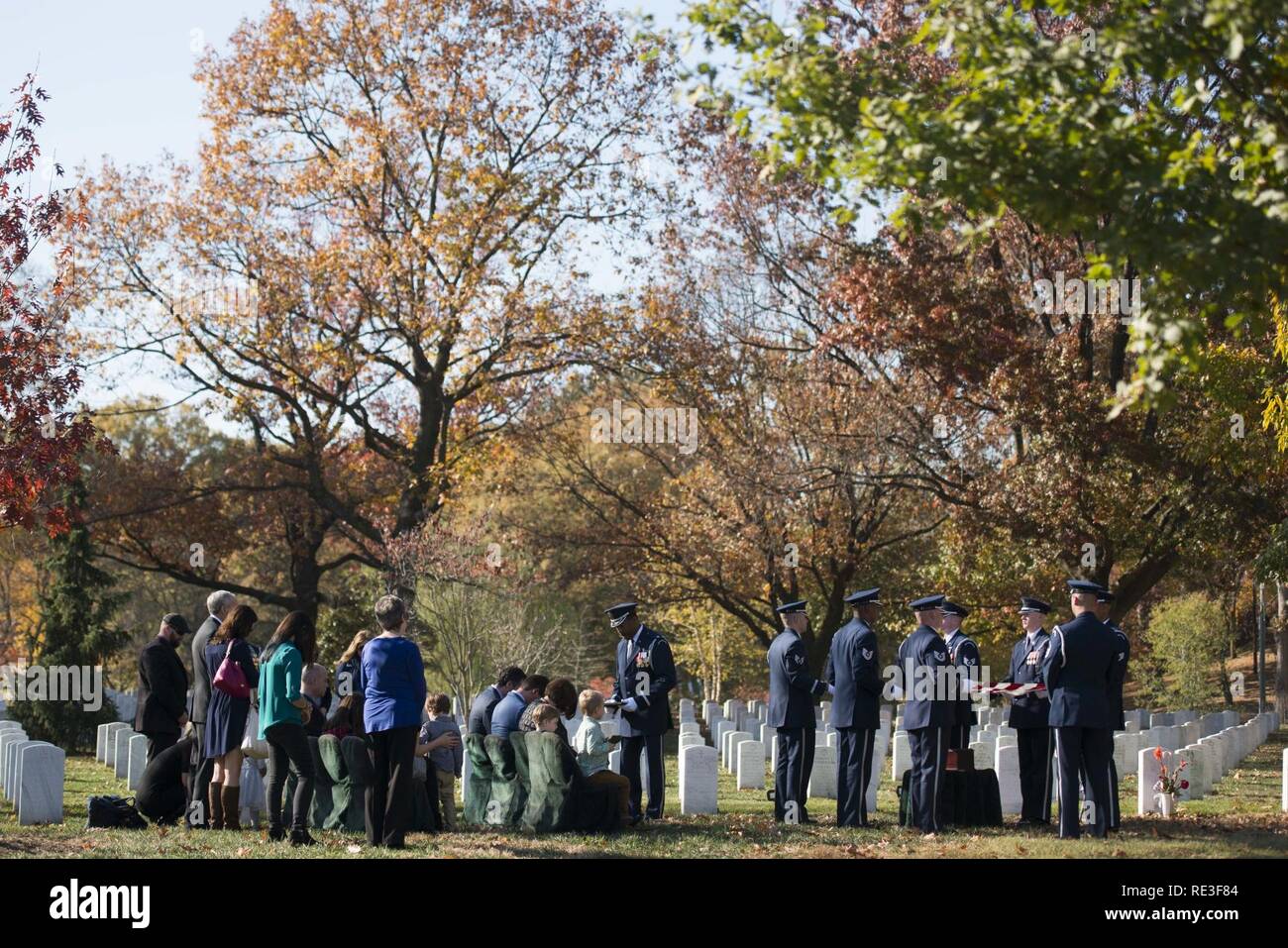 Funeral graveside mourners hi-res stock photography and images - Alamy
