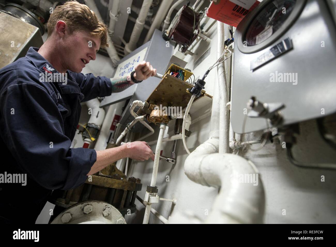 PACIFIC OCEAN (Nov. 16, 2016) Petty Officer 2nd Class Austin Sullivan ...