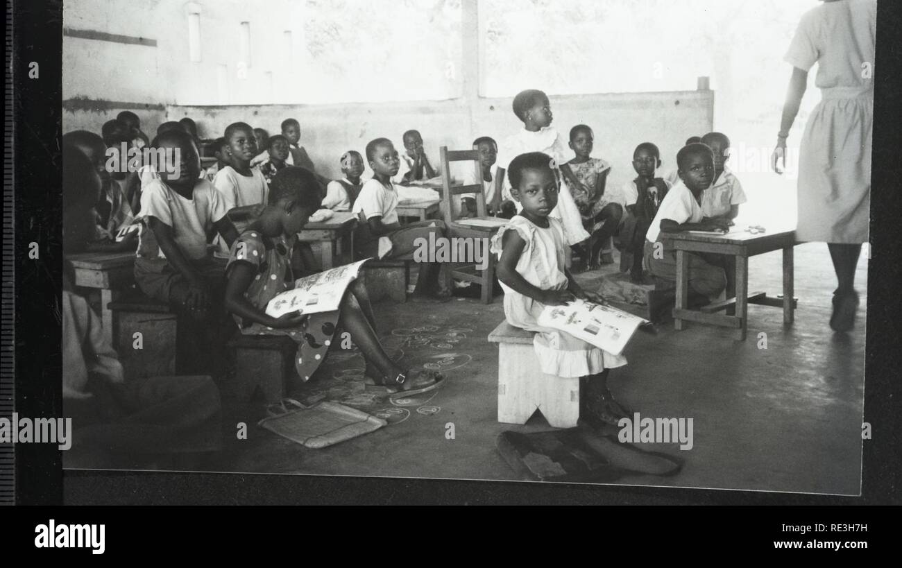 CHILDREN READING AND LEARNING IN CLASSROOM Stock Photo - Alamy