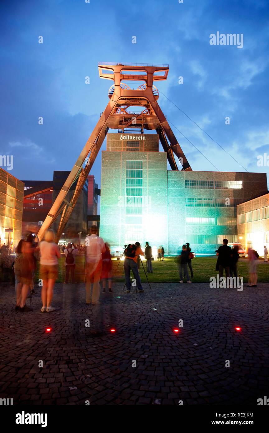 Extra shift hi-res stock photography and images - Alamy