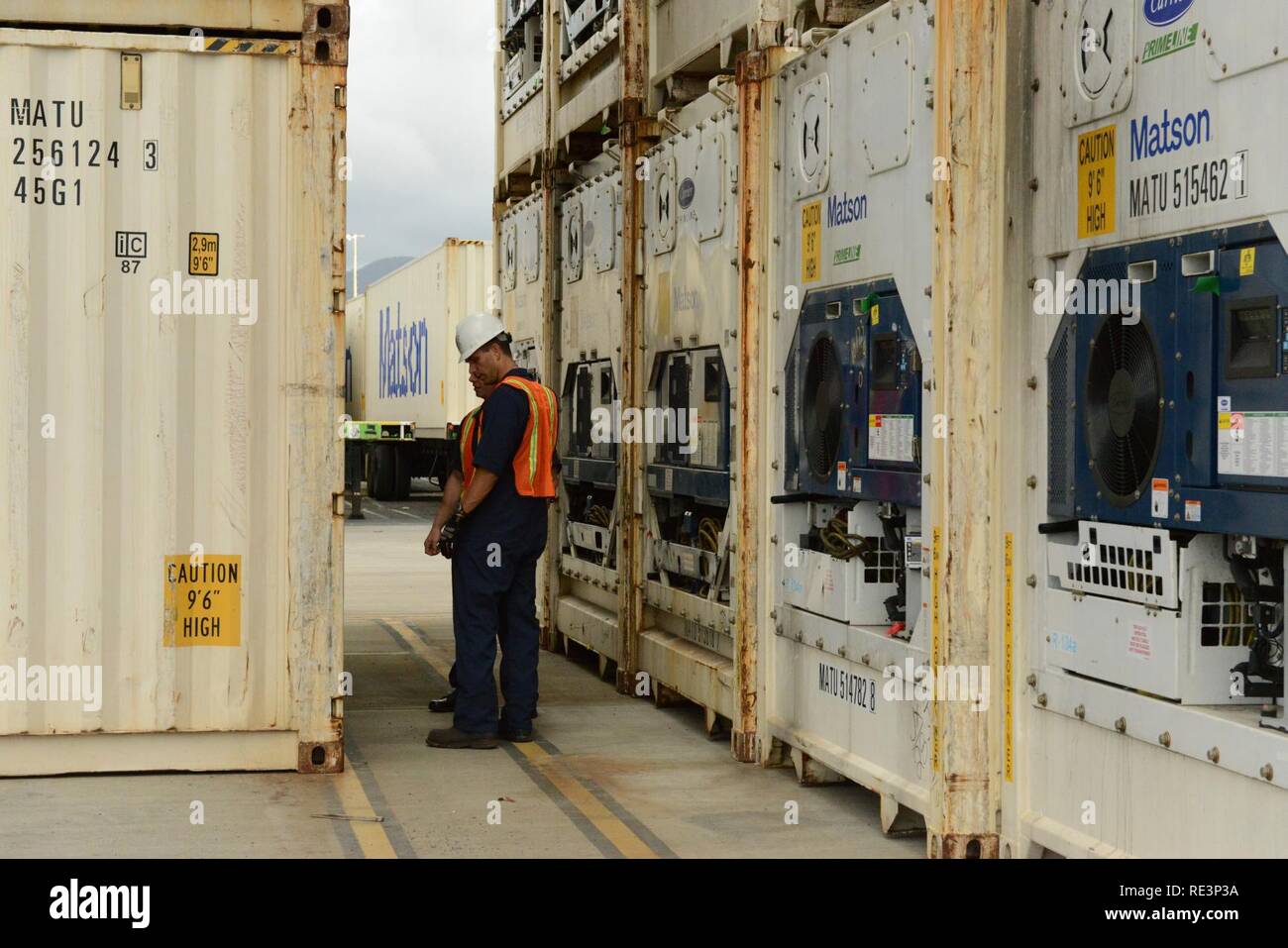 U s cbp inspect containers hi-res stock photography and images - Alamy