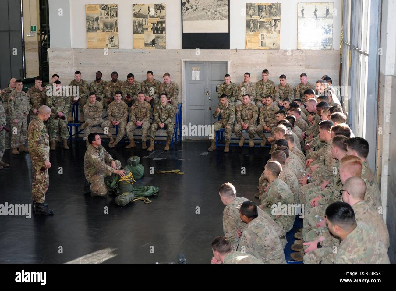 Italian soldiers from Folgore Brigade, brief U.S. Army paratroopers ...