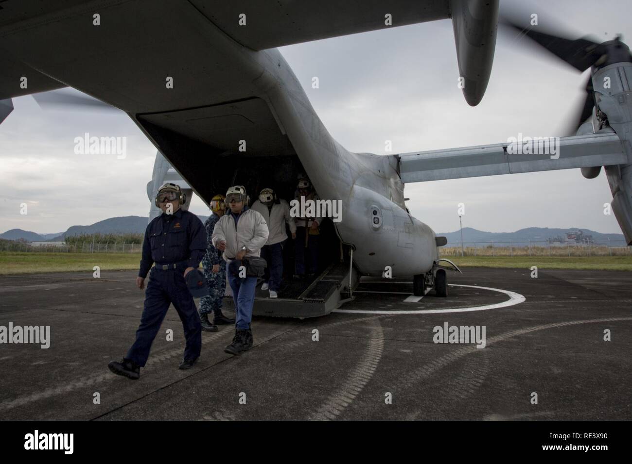 Assemblymen of Defense for Sasebo City exit a MV-22B Osprey tiltrotor ...