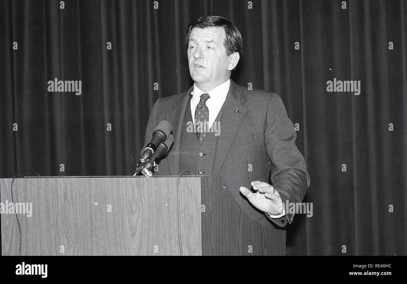 MAN STANDING AT PODIUM SPEAKING Stock Photo - Alamy