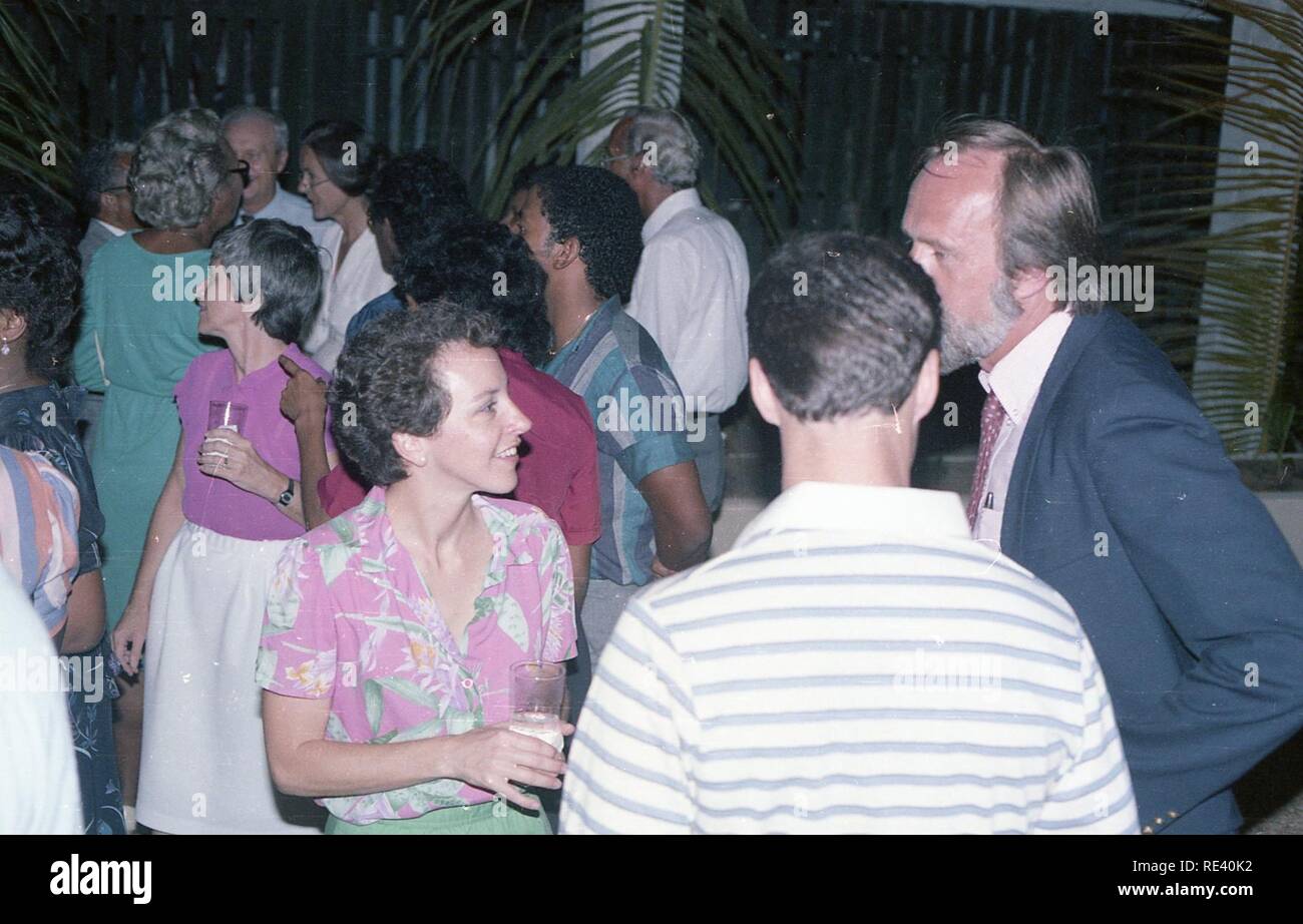 Group of people mingling together hi-res stock photography and images ...