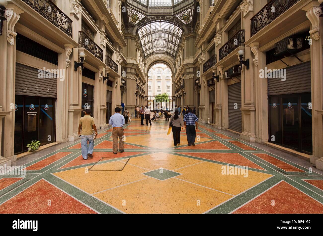 Glass roof building hi-res stock photography and images - Alamy