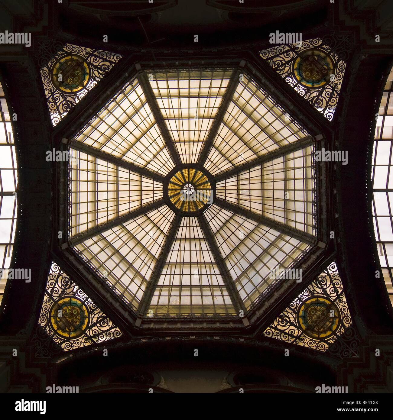 Glass roof building hi-res stock photography and images - Alamy