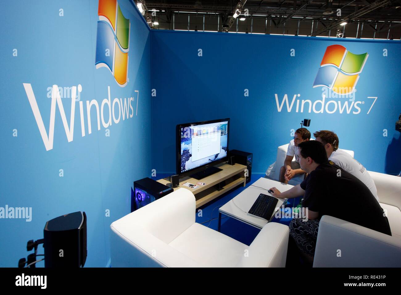 Windows 7 presentation hi-res stock photography and images - Alamy