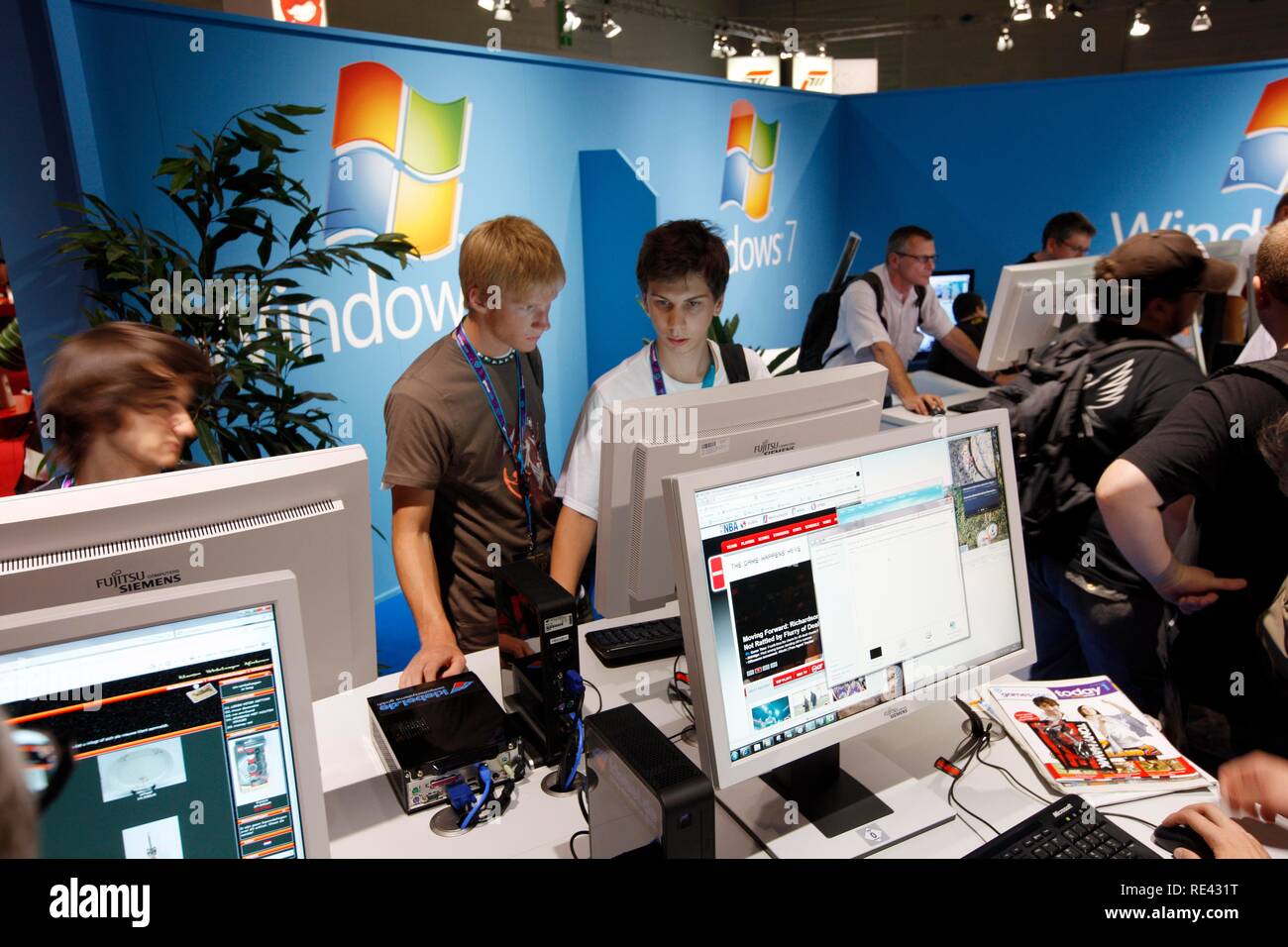 Windows 7 presentation hi-res stock photography and images - Alamy