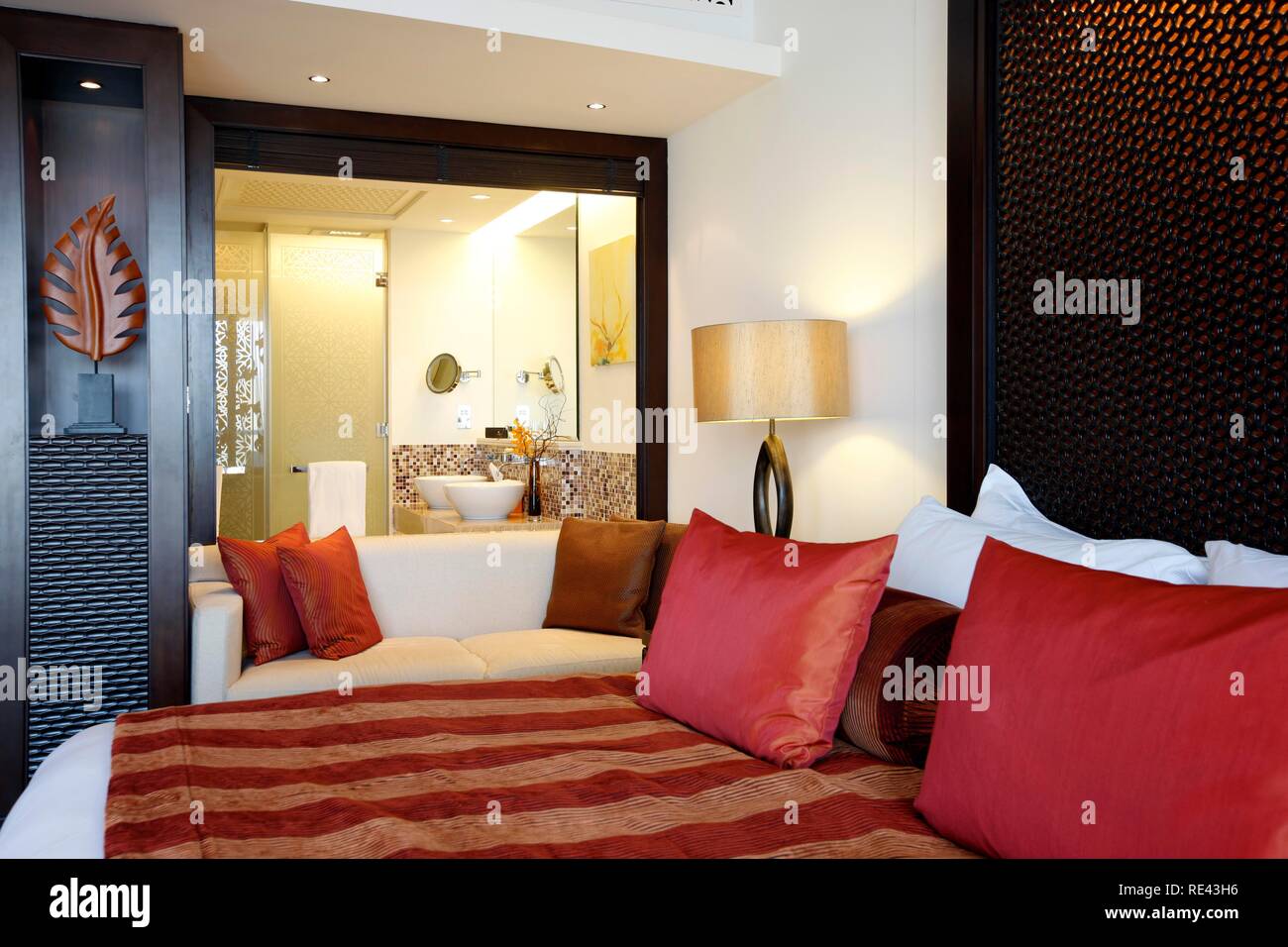 Dubai luxury hotel room interior hi-res stock photography and images ...