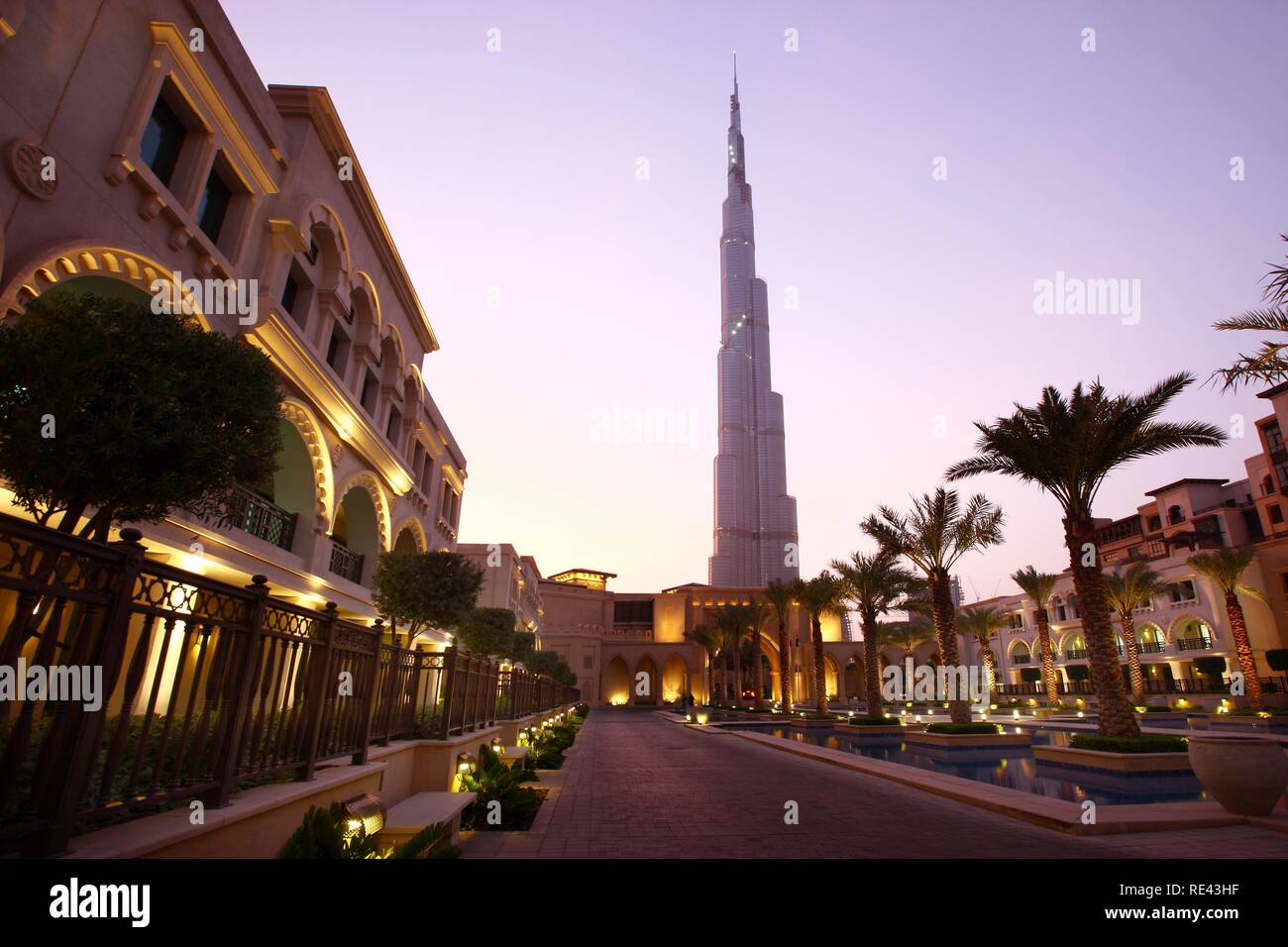 Burj Dubai, tallest building in the world, seen from the Oldtown Dubai ...