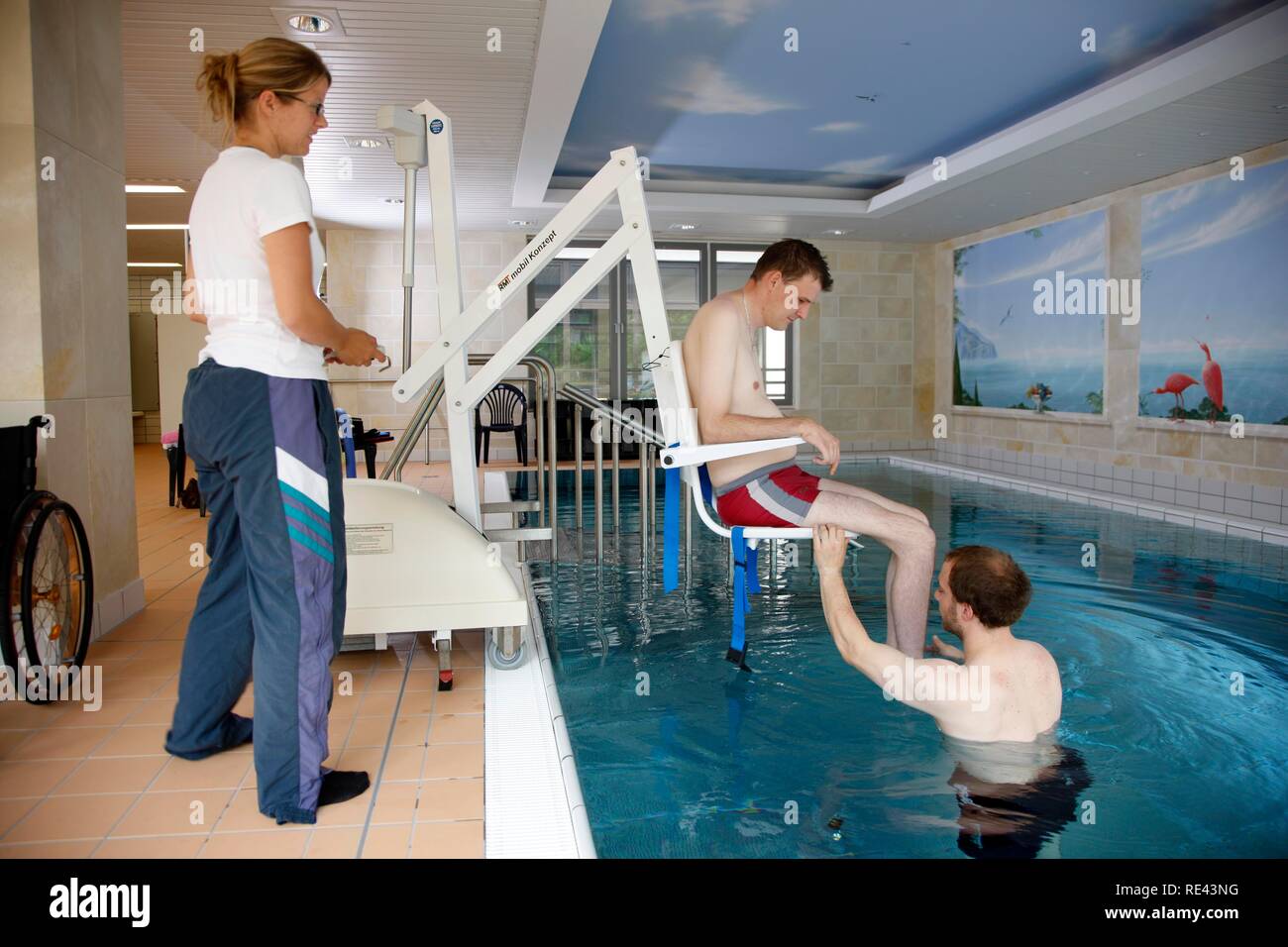 Patient lift hi-res stock photography and images - Alamy