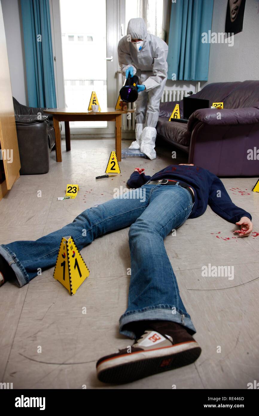 Dead body with blood crime hi-res stock photography and images - Alamy