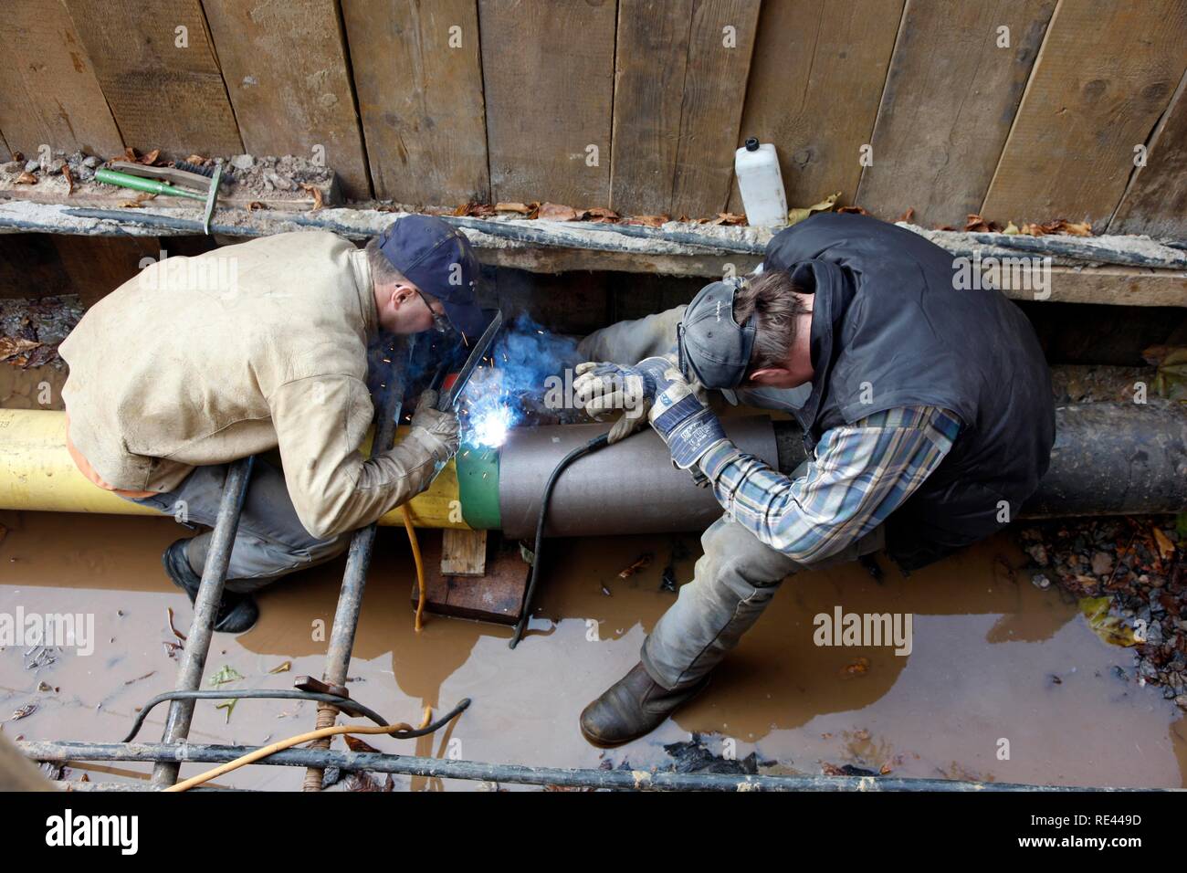 Two gas workers hi-res stock photography and images - Alamy