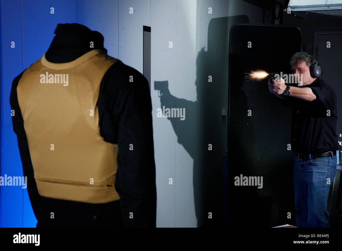 Police officer mannequins hi-res stock photography and images - Alamy