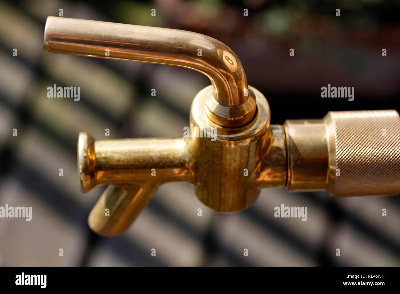 Draft beer tapping hi-res stock photography and images - Alamy