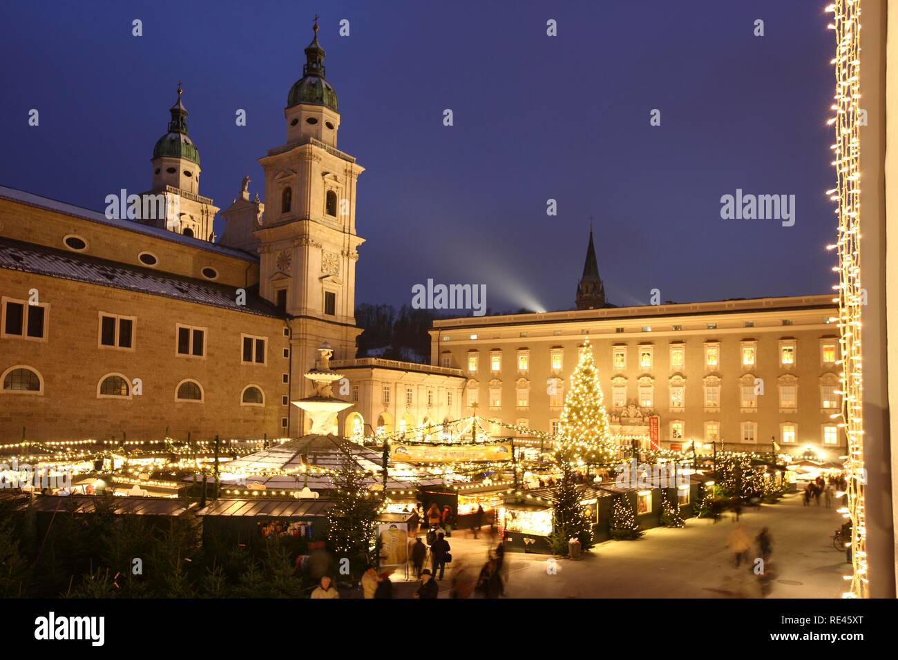 Christmas market at the Salzburger Dom cathedral, stalls in the ...