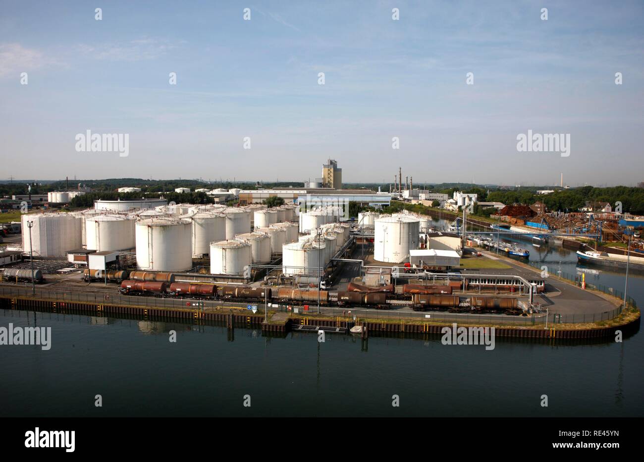 Tank and terminal facilities of Deutsche BP AG, storage tanks for ...