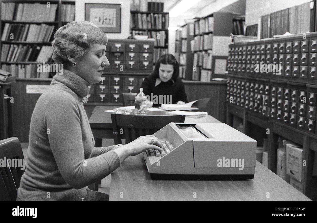 WOMAN TYPING ON TYPEWRITER. 3-22 REFERENCE CENTER Stock Photo - Alamy