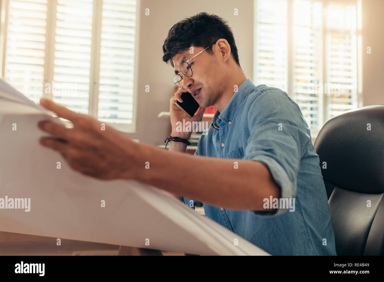 Interior designer talking client hi-res stock photography and images ...