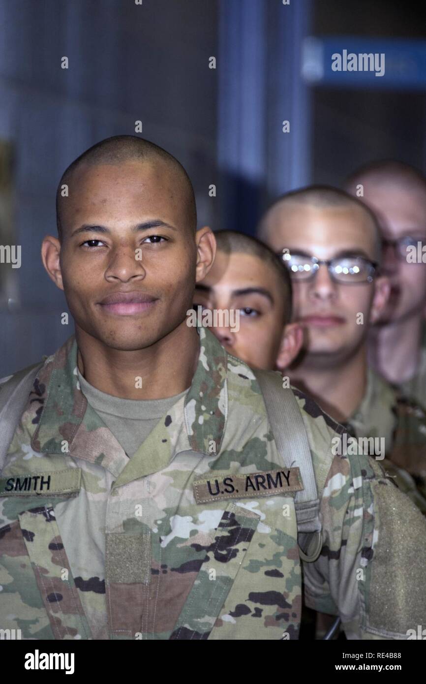 Soldiers with 1st Battalion, 34th Infantry Regiment stands at parade ...