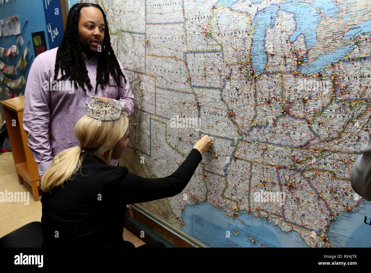 The 2016 Miss America, Savvy Shields, adds a thumbtack to the map of ...