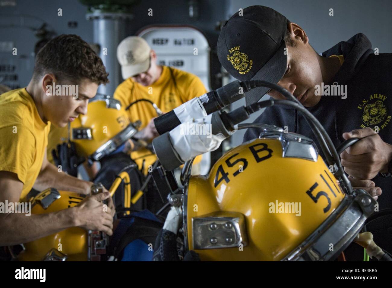 Army engineer divers hi-res stock photography and images - Alamy