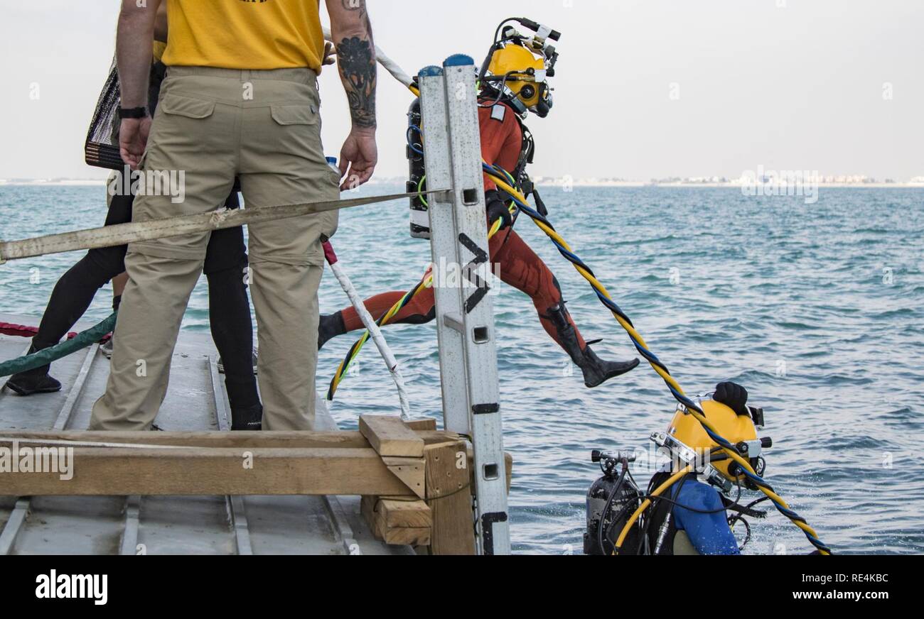 U.S. Army engineer divers with the 511th Engineer Dive Detachment from ...