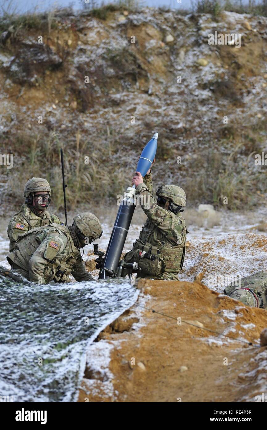 120mm mortar platoon hi-res stock photography and images - Alamy