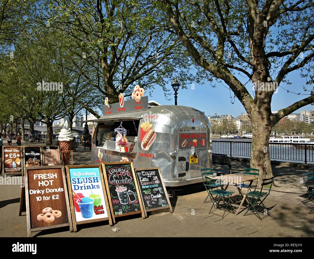 Vintage car shop to buy food and drinks in London Stock Photo - Alamy